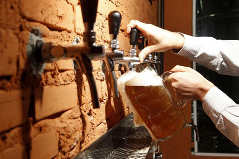 A ONDA DOS BARES ESPECIALIZADOS EM CERVEJA ONDE QUEM SE SERVE É O CLIENTE